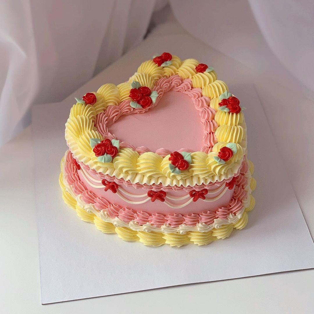 Kitsch Wedding Cakes: 17 Instagram-Worthy Wedding Cakes - hitched.co.uk