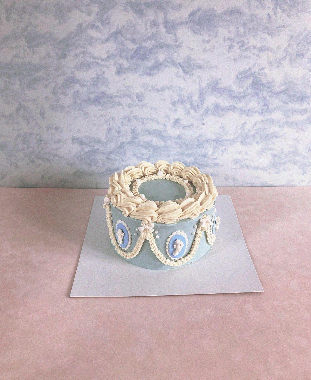 Kitsch Wedding Cakes: 17 Instagram-Worthy Wedding Cakes - hitched.co.uk