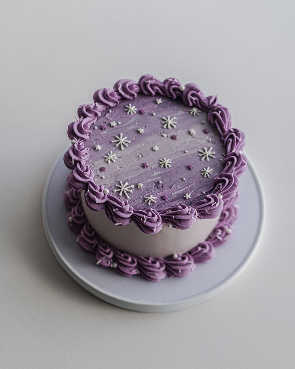 Kitsch Wedding Cakes: 17 Instagram-Worthy Wedding Cakes - hitched.co.uk