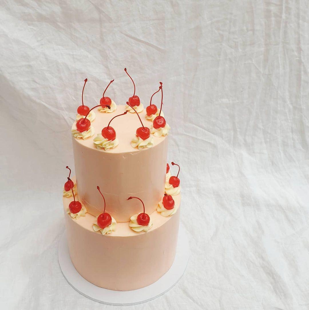 Kitsch Wedding Cakes: 17 Instagram-Worthy Wedding Cakes - hitched.co.uk