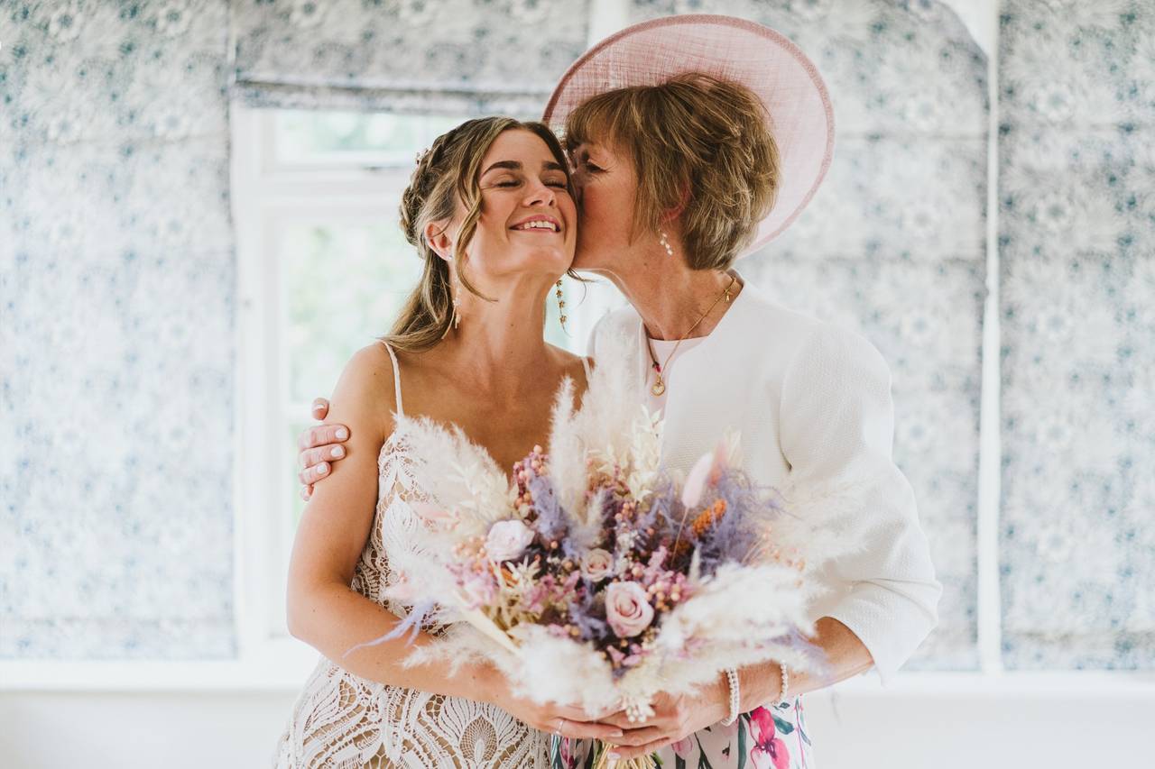 Soft Mother of the Bride Makeup Ideas & Tips for a Natural Look ...