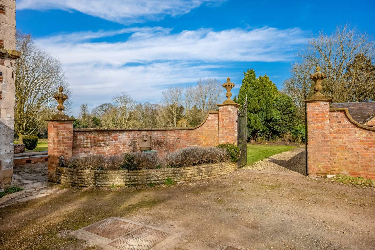 Wellesbourne Hall in Wellesbourne, Warwickshire - Updated prices ...